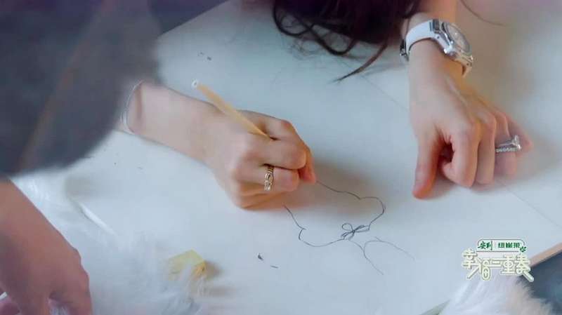 吉娜眼里都是郎朗,设计旗袍被指“腰画太粗”吉娜:看你看多了!