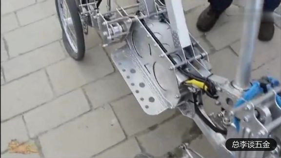 老外发明神奇的四轮电动车,真佩服这创意