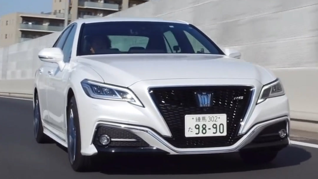 2021款丰田皇冠实车展示,真漂亮,选它还是奥迪A6自己拿主意!