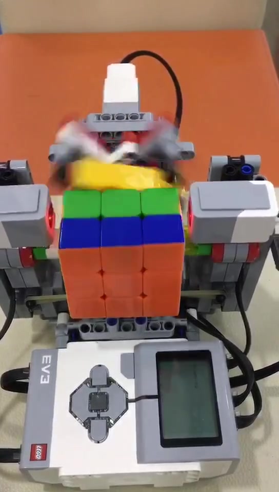 童程童美少儿编程:EV3智能机器人-速拧魔方