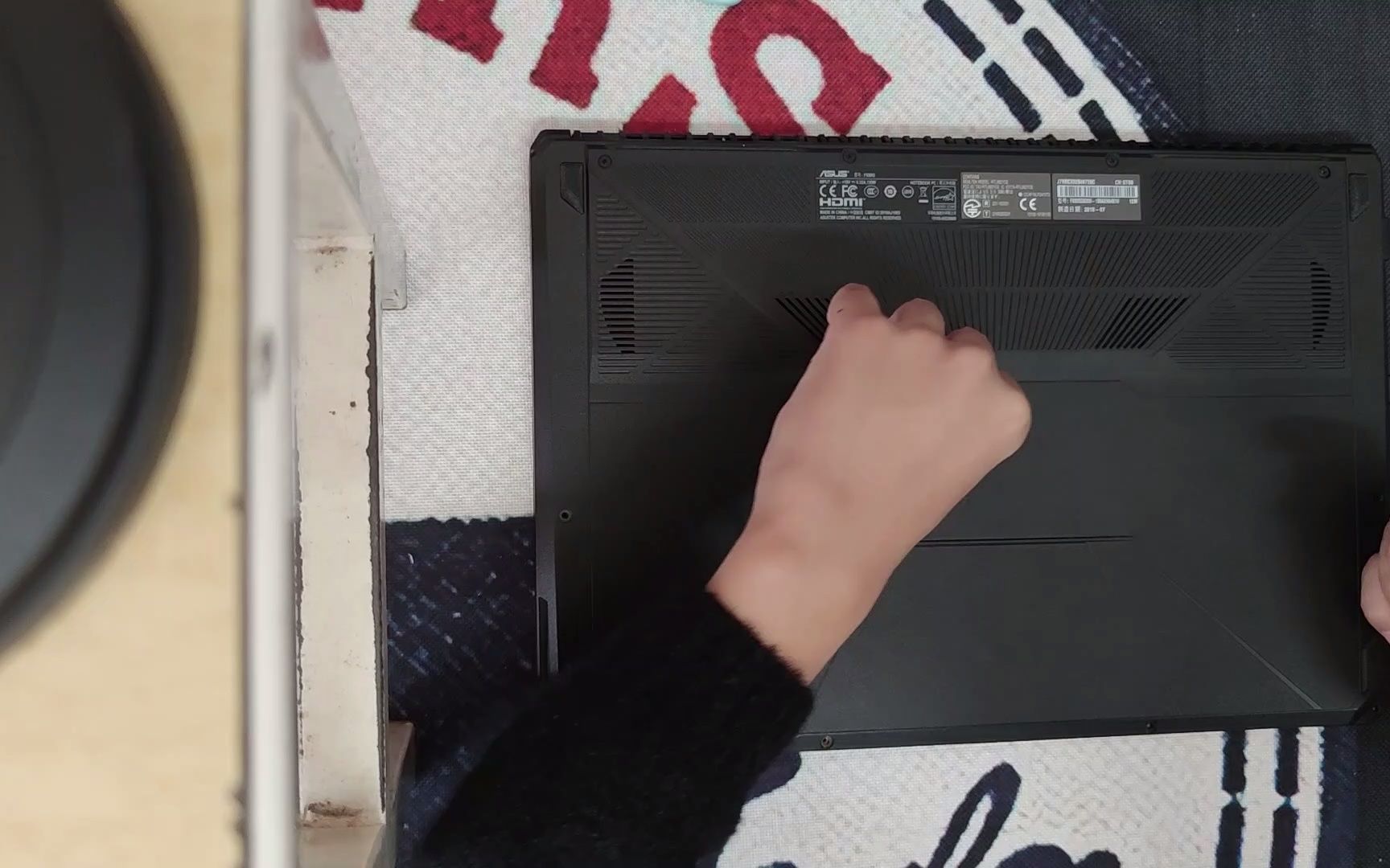 超简单!在校大学生自学为笔记本飞行堡垒5代加装内存条