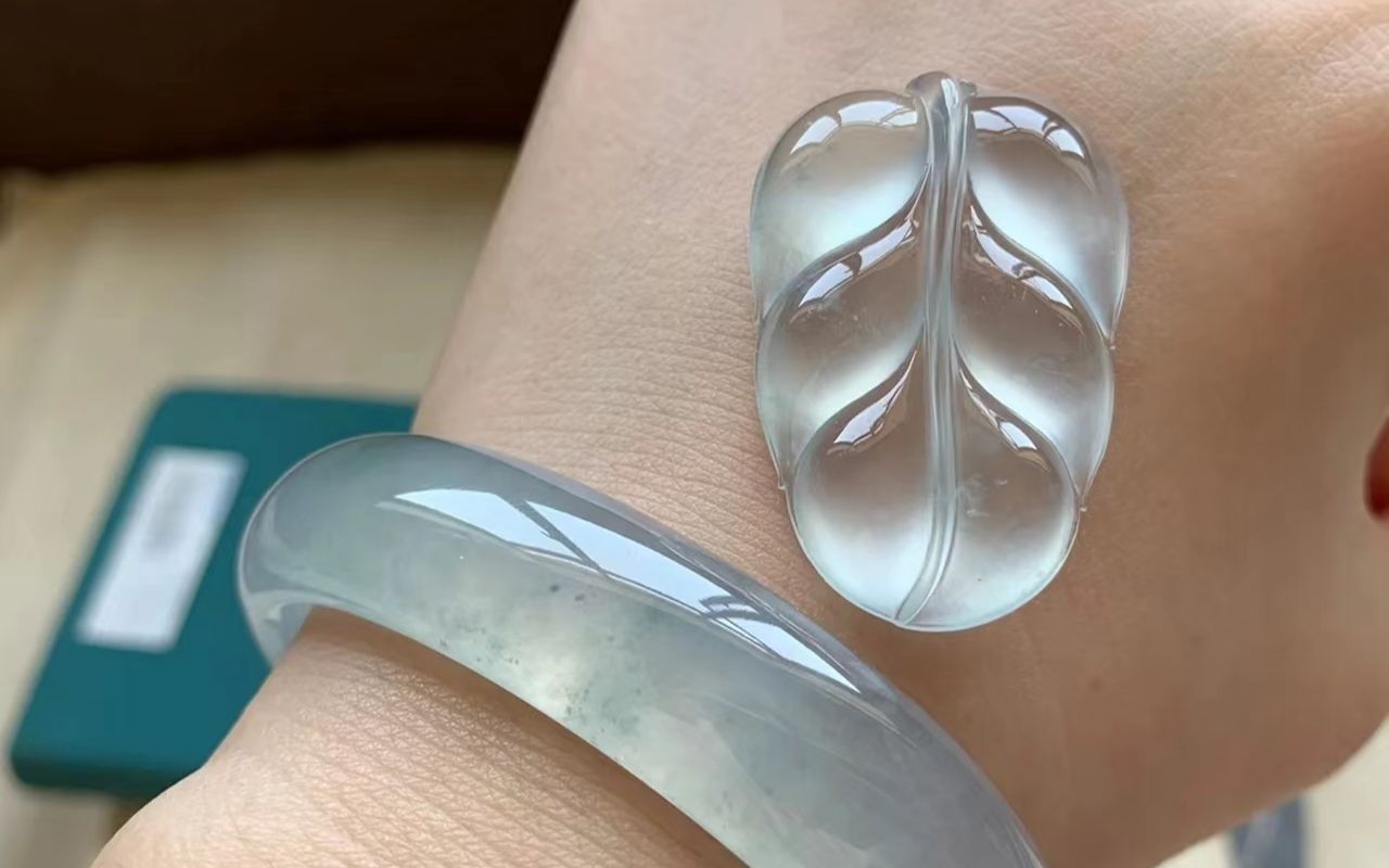 这才是真正的玻璃底的翡翠吧,与水相融!