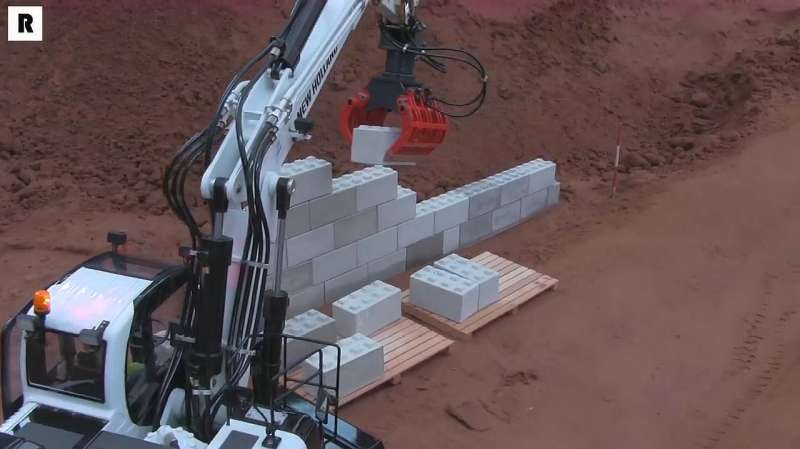 RC模型:挖掘机作业展示,虽然只是模型,但是砌墙一点不含糊