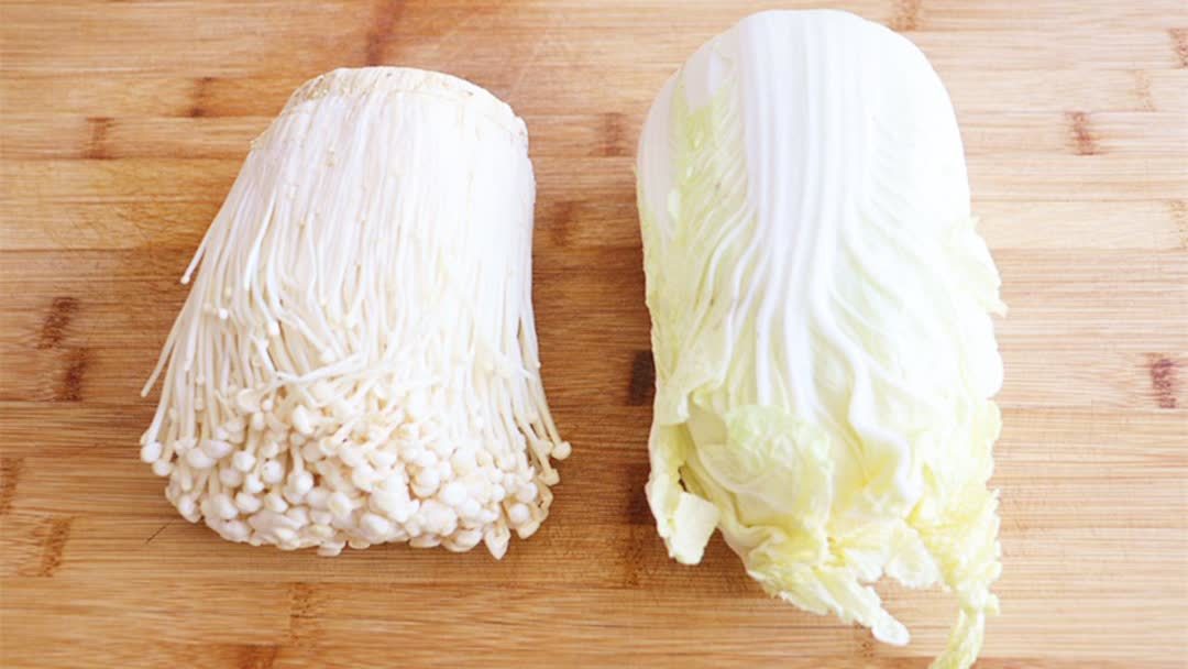 天冷了要这样吃白菜,加1把金针菇,筷子搅一搅,上桌瞬间被抢光