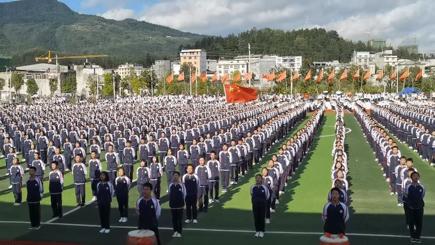 学校运动会开幕式,千名一中学生集体朗诵梁启超的《少年中国说》