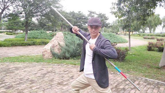 简单帅气的长棍转棍组合,这3个动作一起做出来,真漂亮