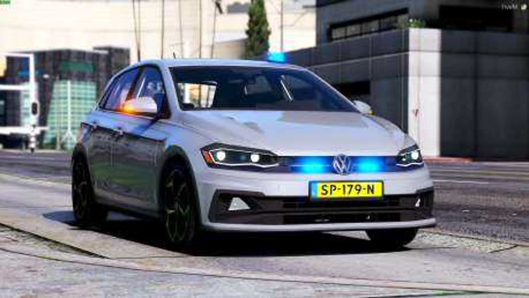 GTA5警察模拟:大众POLO警车坐四个人还有点拥挤