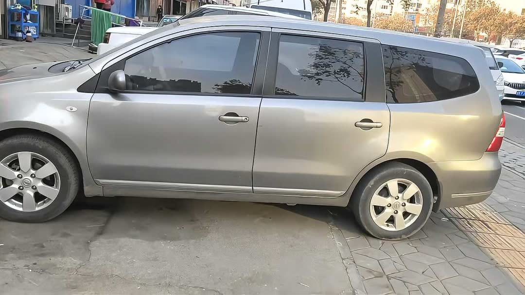 日产骊威7座自动挡MPV,当时十五万,现在两万多