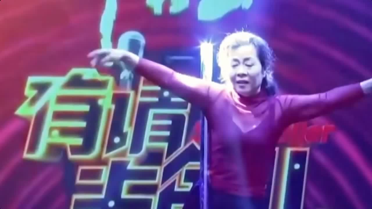 7旬老太大秀钢管舞,舞姿妖艳迷人,征服全场观众