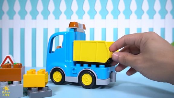 积木卡车拼装好了把货物装进去