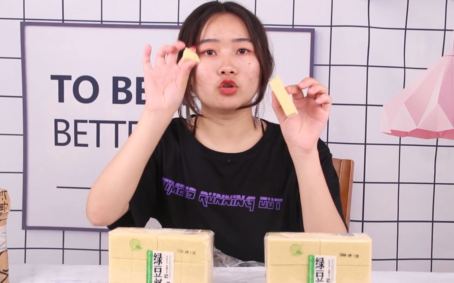 小姐姐试吃东北特产绿豆糕,据说有美肤养颜之功效