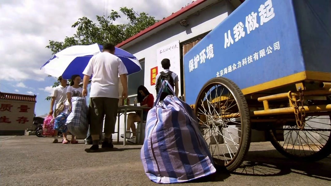 憨哥进城:胖哥眼神特不好,行李包放清洁车旁,阿姨看见顺手捡走