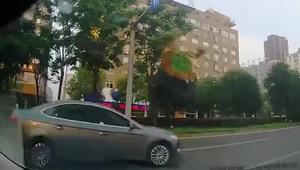 在你转弯的时候,总会有逆行的电动车冒出来