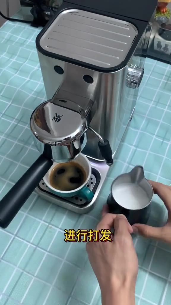 宅在家里如何用咖啡机做一杯好喝的咖啡呢?