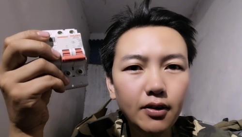 复位按钮在什么情况下弹出,电工小张现场演示,请勿模仿