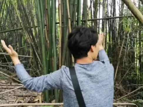 在四川带学员看风水这样的水法很贵的,天星风水大师古晓华寻龙点穴...