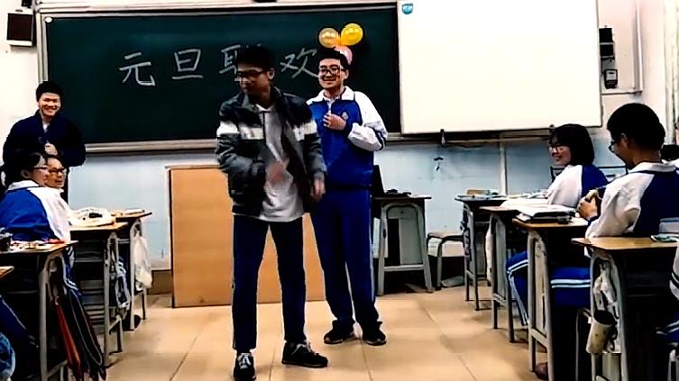《校园碰瓷》小品剧本,这个小品太搞笑了