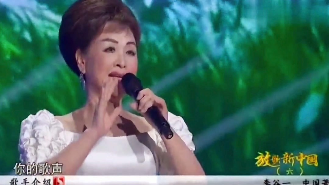 歌手李谷一演唱《乡恋》歌声轻柔美妙,真是一种享受