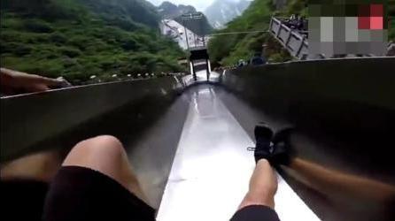 外国小伙来张家界挑战赛道,觉得刺激吗?