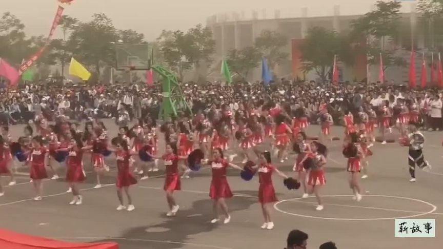 校运动会开幕式,模仿啦啦操表演的班级