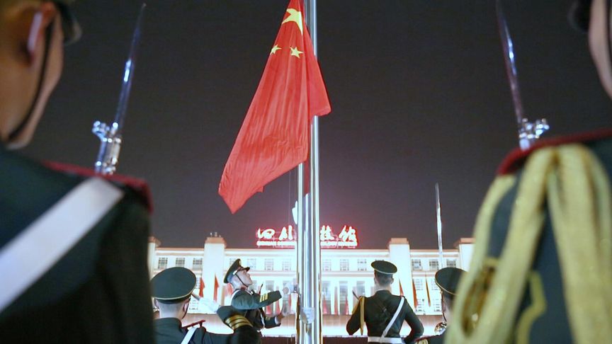 喜迎2019 百余人齐聚成都天府广场观看升旗仪式