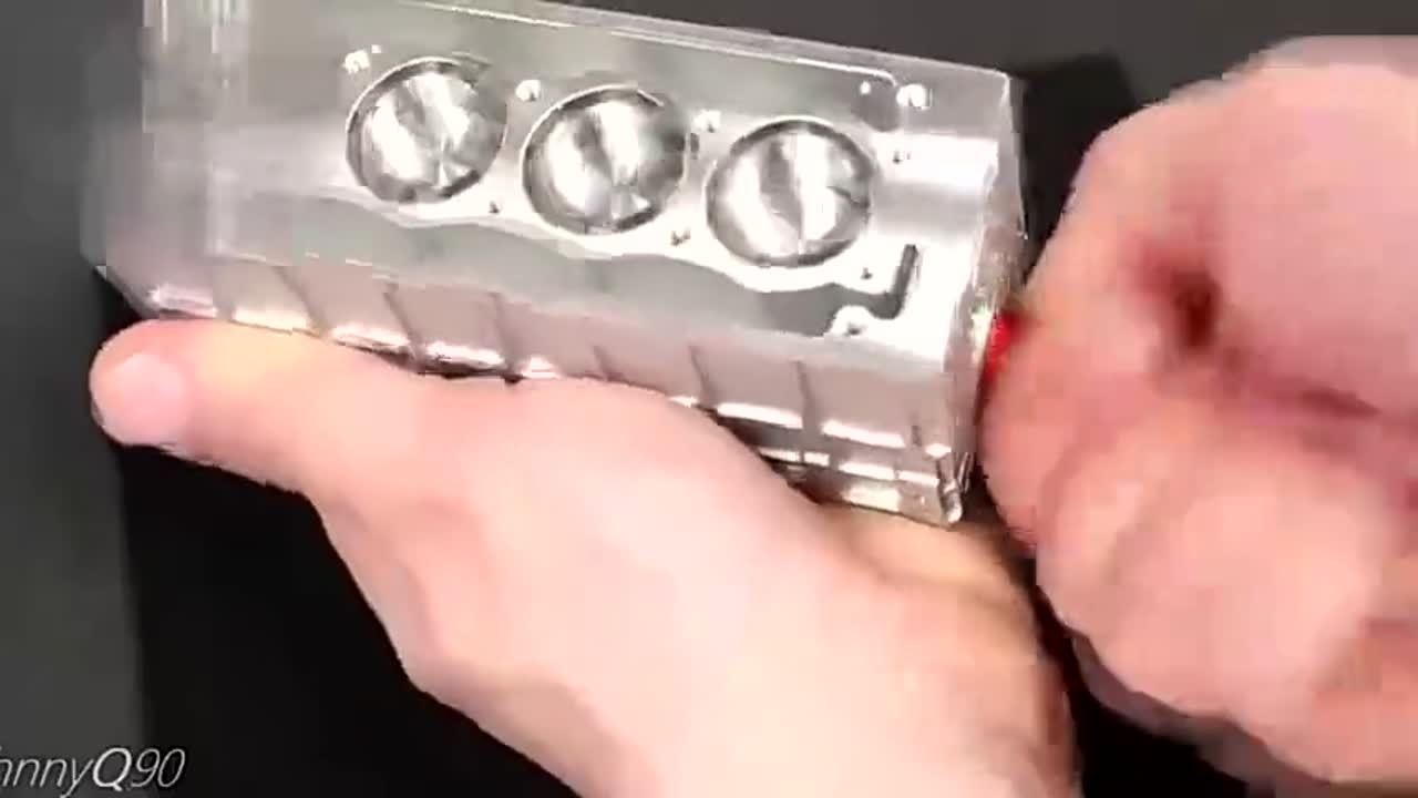 牛人组装4缸发动机模型,声音听着像咆哮,你觉得怎么样?