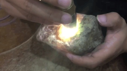 木那杨梅皮-冰种飘花料-打灯出现诱人的双色-缅甸翡翠原石