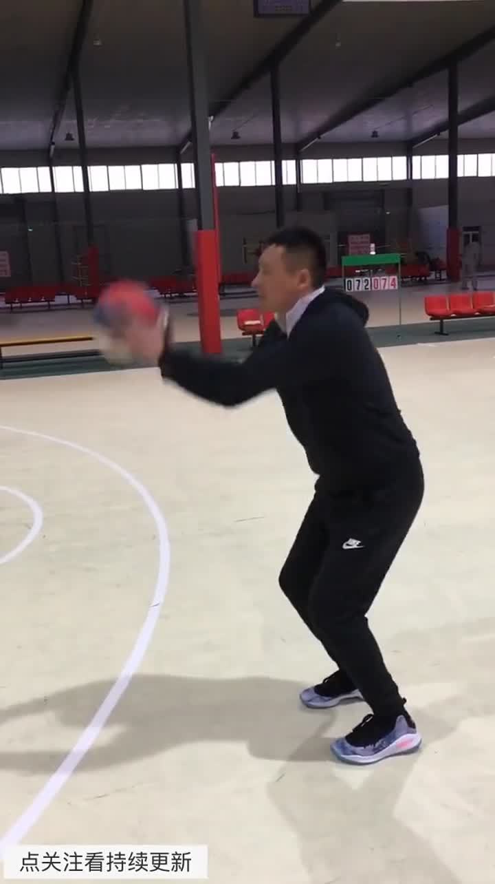 跳投前的正确准备动作教学之二昨天发的,三四是正确.