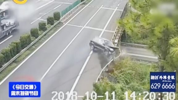 越野车撞上高速护栏,一人被甩出高速路,司机面对交警却支支吾吾
