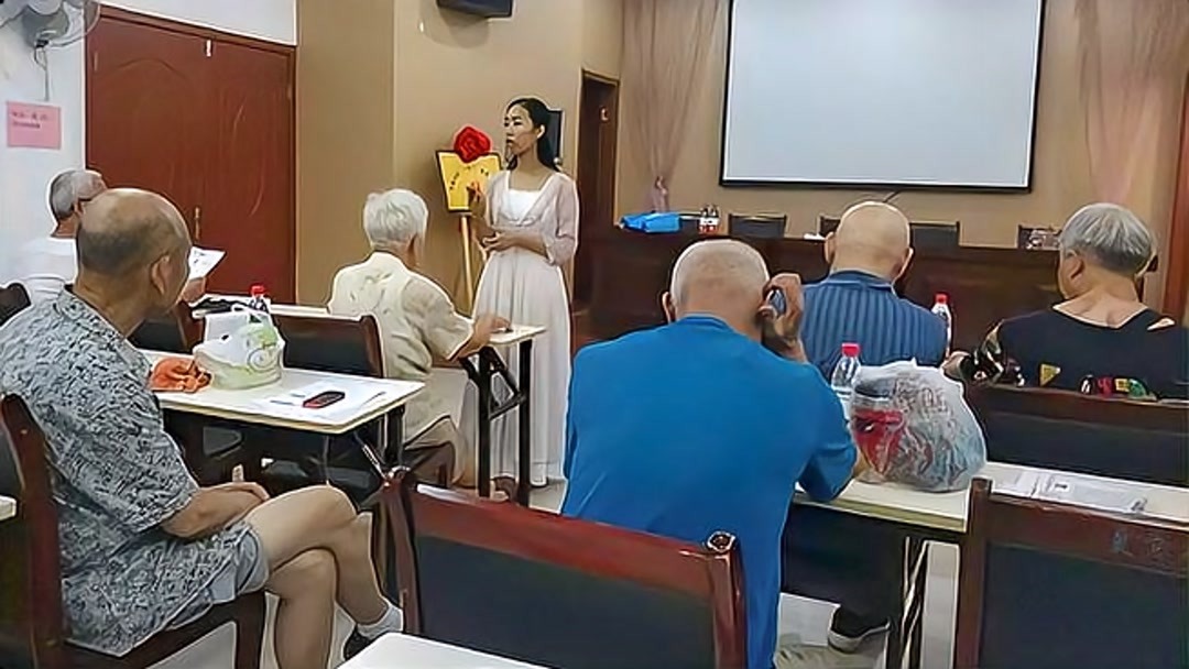 老友视频大讲堂|AI播康养育:防网络沉迷应有“老年模式”