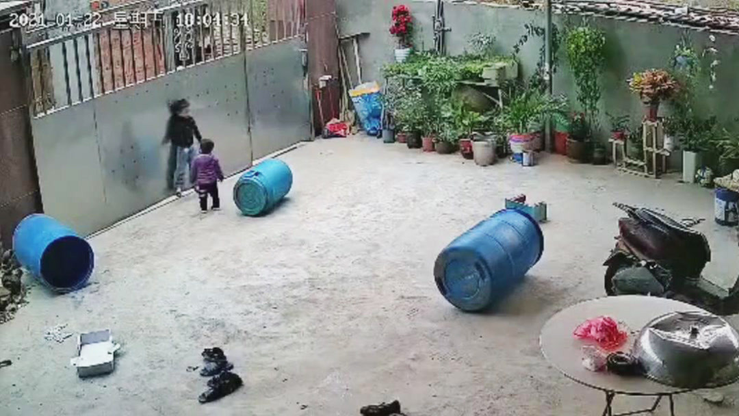 3岁男童玩拴门绳被勒住脖子吊门上,事发全程监控曝光令人揪心