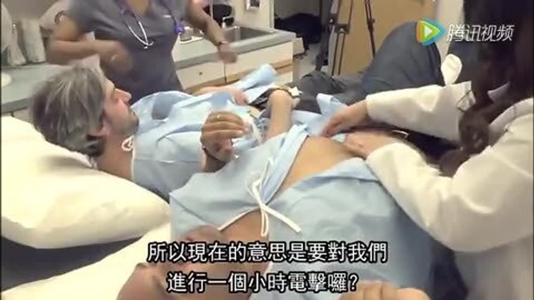 生孩子到底有多疼?这两个尝试的男人都大哭了!