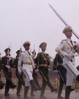 ...战士张自轩担任升旗手7年,执行升旗5500多次,每天扛30斤重的旗杆...