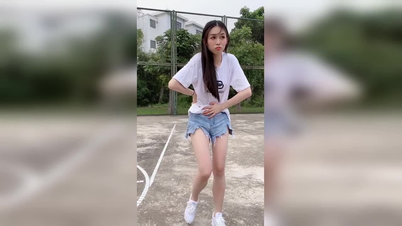 单身车模妹子肚子疼的样子真让人心疼