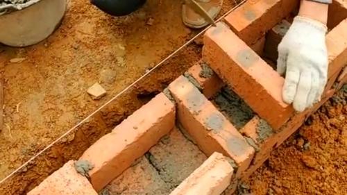 300块钱一天请的师傅,说这样砌墙特别省砖,看到这空隙有点不放心!