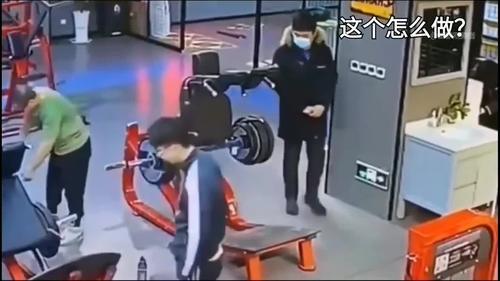 没弄清楚健身器材如何使用时不要盲目的去操作,容易给自己带来不必要的麻烦