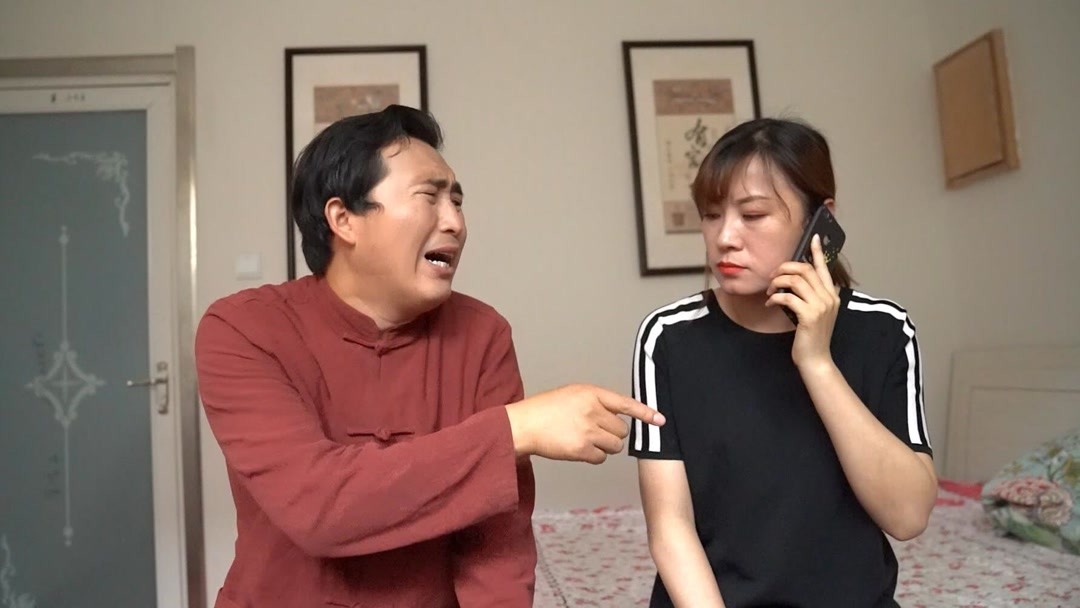 老公接到喝酒电话,老婆抢走手机就开骂,骂完一看手机号码后悔了