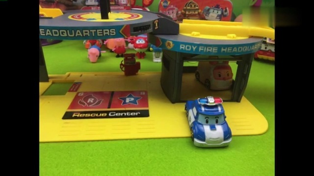 变形警车珀利消防停车场玩具定格动画