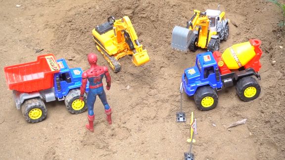 绿巨人开汽车袭击工程车,工程车呼叫蜘蛛侠救援工程车打败绿巨人