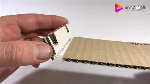 用纸板做了一个游戏机,这个创意真不错