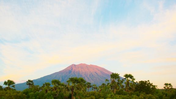 中国驻印尼总领事馆已紧急通知:印尼巴厘岛阿贡火山或两周内爆发