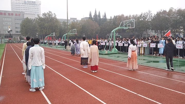 矿一运动会开幕式上,女生们的汉服舞蹈表演让人耳目一新。