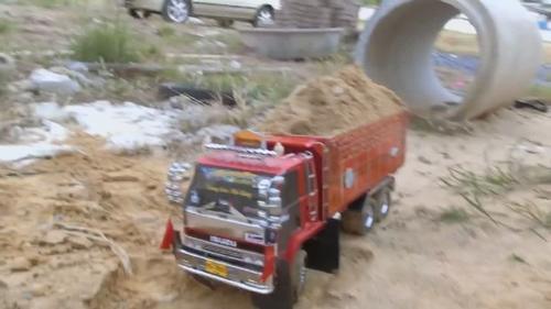 这但是一辆模型卡车,装的这一车,可得有20斤了吧!