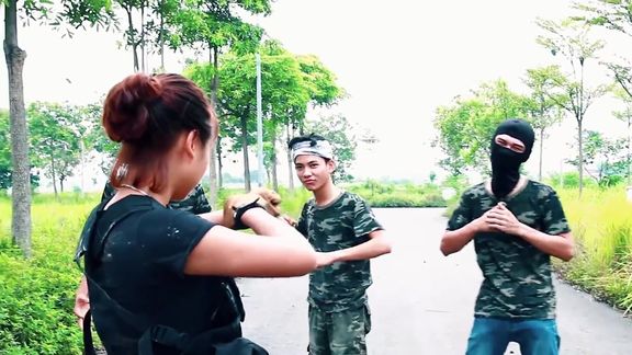 搞笑CS枪战,看美女如何超神赢胜利