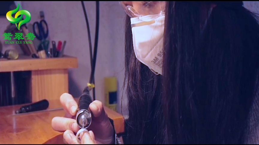 时尚珠宝首饰设计师制作珍宝戒指与价值无关只因自己的设计而感动