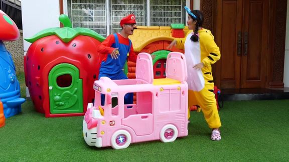 亲子早教童谣儿歌,小姑娘和马里奥清洗凯蒂猫巴士车