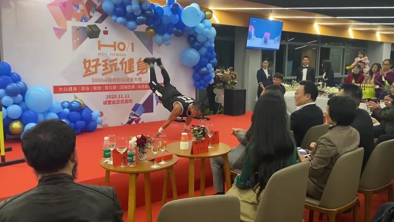 小伙子苦练出来的几个动作,在舞台上表演惊呆观众