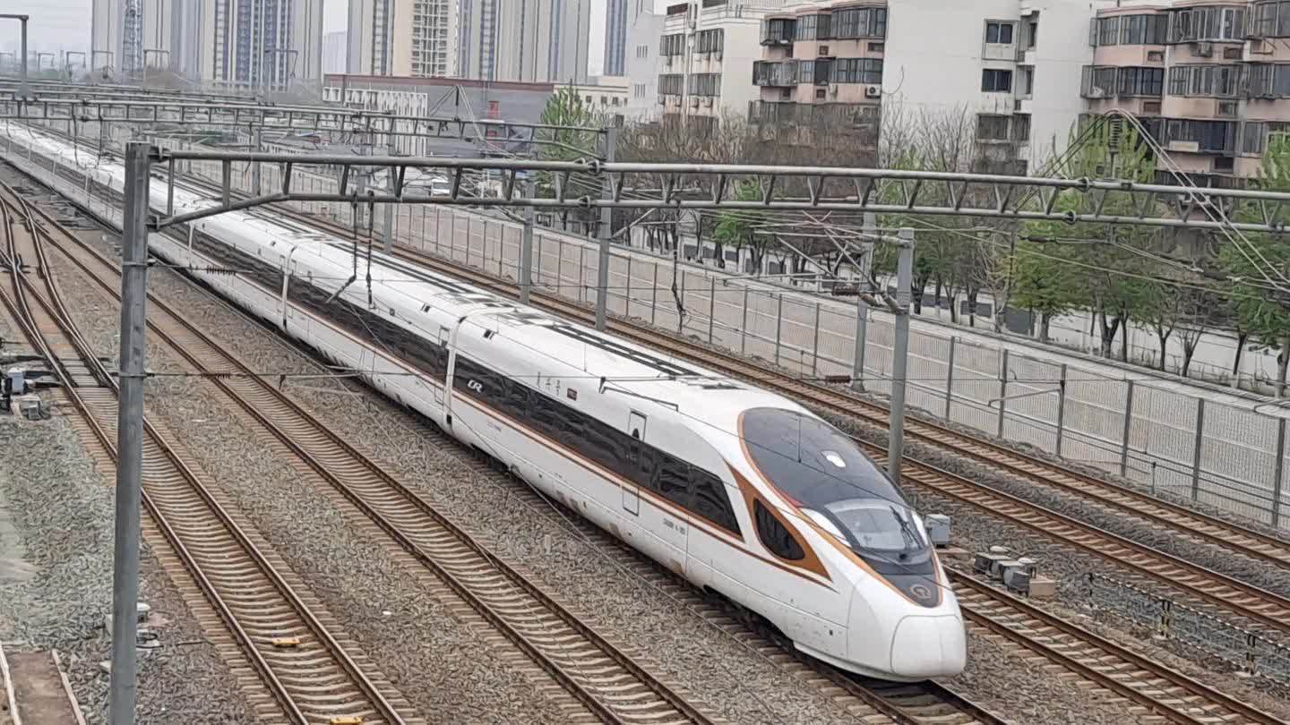 北京南站高铁经过瞬间,复兴号开往上海虹桥,一辆接着一辆