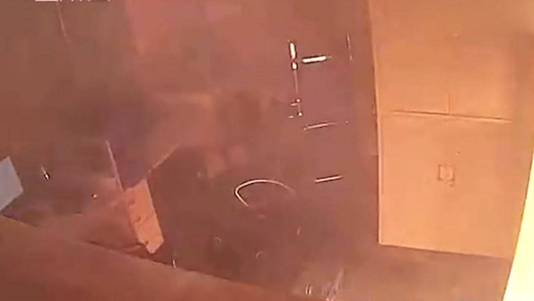 电动车充电突然爆炸 大火瞬间吞噬办公室