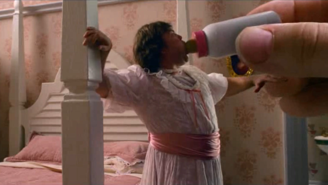 大叔被巨人女孩捉住,被当做宠物饲养,还给他穿上洋娃娃的衣服